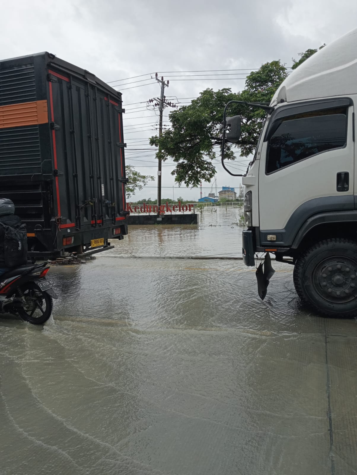 Jalur Pantura Tegal-Pemalang Lumpuh Terendam Banjir, Puluhan Kendaraan ...