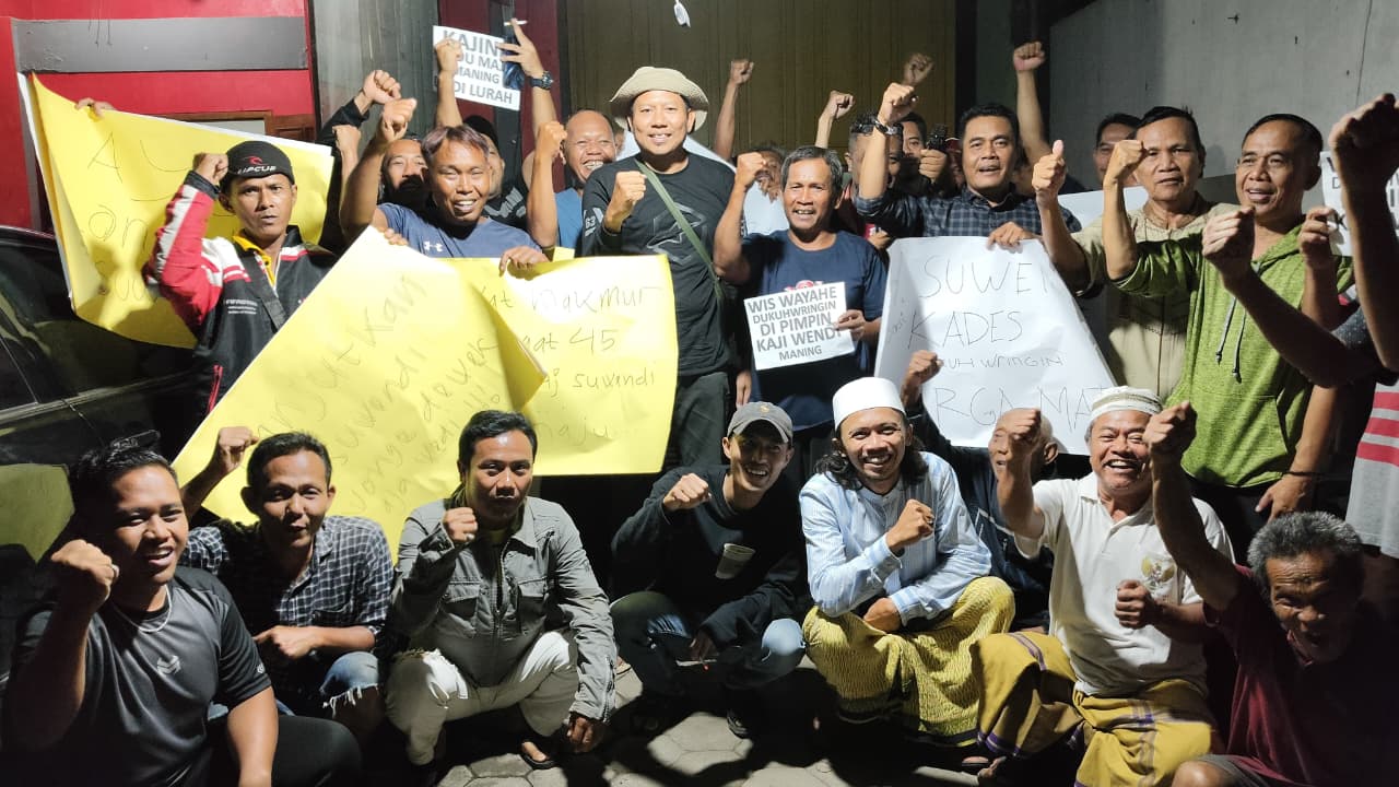 Demo Bawa Poster, Ratusan Warga Geruduk Rumah Mantan Kades Dukuhwringin ...