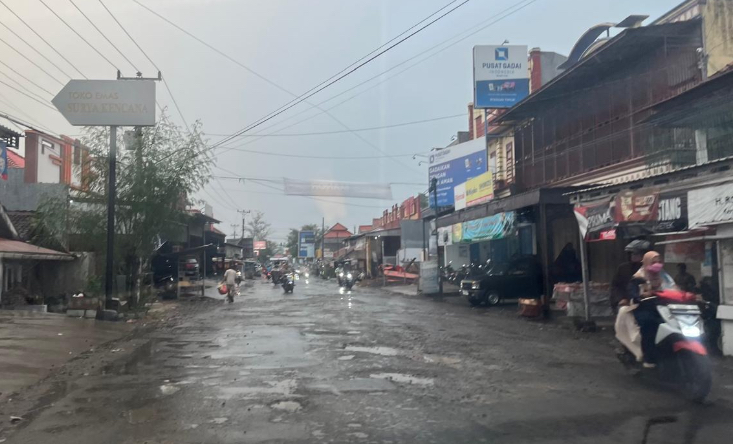 Ruas Jalan Ciledug-Ketanggungan Brebes Banyak Lubang dan Bergelombang ...